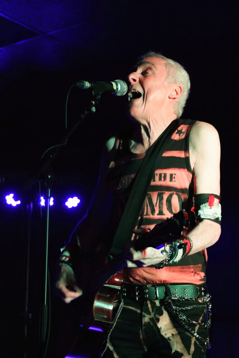 Live review: TV Smith raises the Face Bar roof in Reading! | Punktuation!