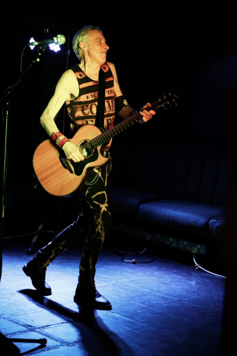 Live review: TV Smith raises the Face Bar roof in Reading! | Punktuation!